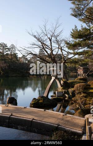 Huishin Toro (Chinese lantern) and Kasumigaike Pond at Kanazawa ...