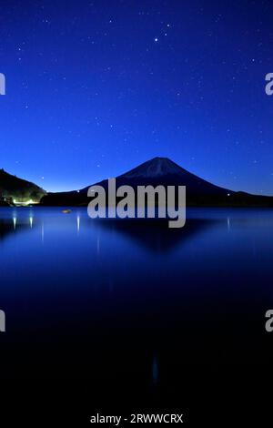 Lake Shojin at dawn and Mt. Fuji Stock Photo - Alamy