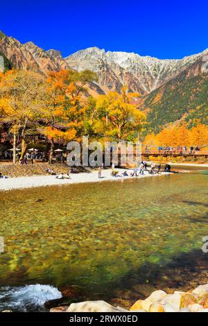 Snow on Kappa-bashi Bridge and the Hotaka mountain range in the clear ...