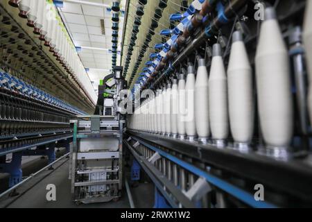 The automatic doffing robot is performing doffing operations in a ...