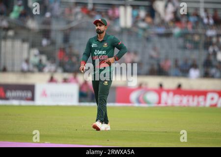 New Zealand wicketkeeper Tom Blundell takes the catch of England's ...