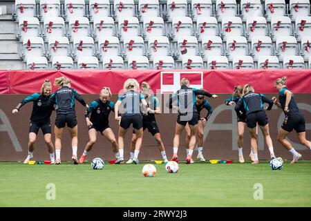 Felicitas Rauch (Deutschland, #17) im Zweikampf mit Annabel Schasching ...