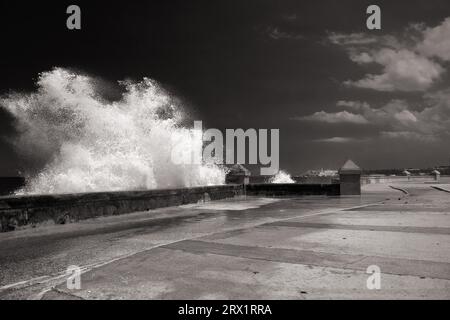 Large surf breakers, El Malecon waterfront, Havana Cuba Stock Photo - Alamy
