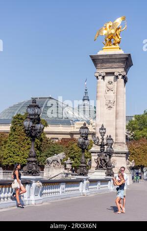 Paris (8th arrondissement), France The bridge and Place de la Concorde, Religion, Housing ...