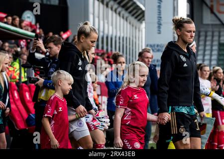 Merle Frohms (Deutschland, #1) mit Einlaufkind UEFA Women?s Nations ...