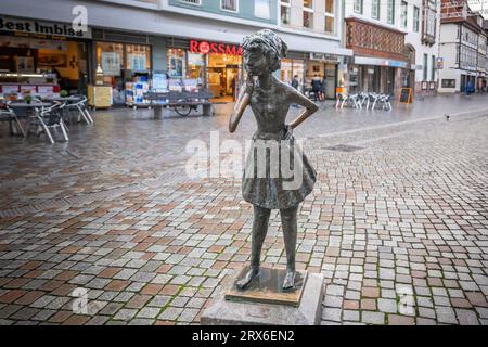 The Curious Girl Statue by Bernhard Kleinhans (Die Neugierige ...