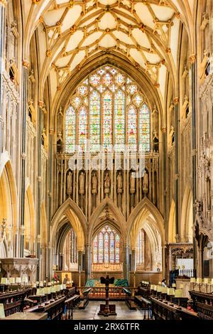 The magnificent architecture of the Choir inside Wells Cathedral ...