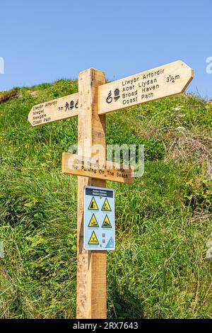 footpath sign, beach, footpath signs, beaches, seaside Stock Photo - Alamy