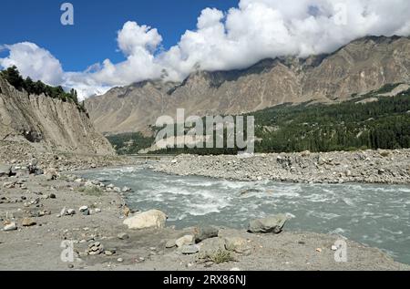 Hunza River flowing through the Nagar Valley in northern Pakistan Stock ...