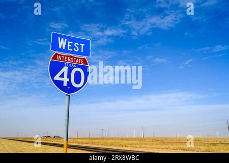 An Interstate 40 sign on the planes of the Texas panhandle Stock Photo ...