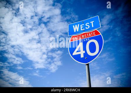 An Interstate 40 sign on the planes of the Texas panhandle Stock Photo ...