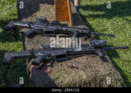 Small arms of Polish soldiers, GROT and BERYL assault rifles, Military ...