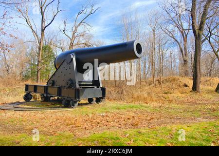 A 15 inch Rodman gun artillery cannon from 1861 in Fort Jay on ...