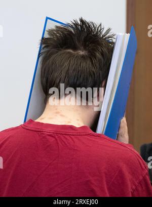 25 September 2023, Hesse, Gießen: The defendant is led into the hearing ...