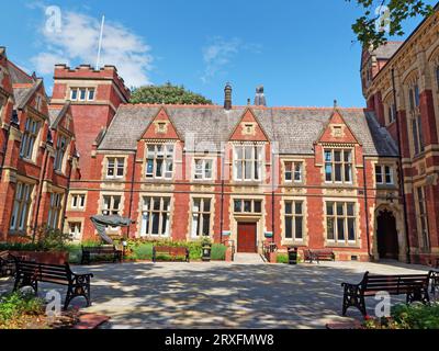 University of Leeds entrance to the Clothworkers Building Central ...