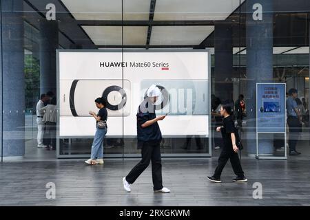 Huawei flagship store in Shenzhen China Stock Photo - Alamy
