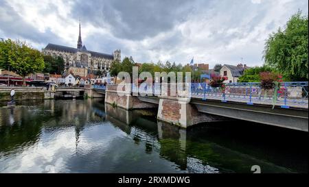 Dodane bridge and Our Lady of Amiens gothic cathedral, Amiens, Somme ...