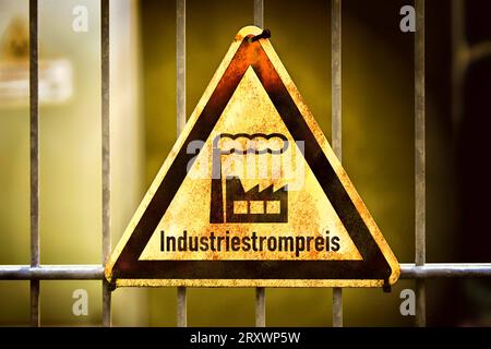 FOTOMONTAGE, Schild mit Industrie-Symbol und dem Schriftzug ...
