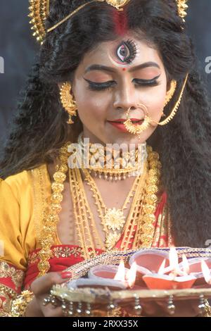 Portrait of beautiful Indian girl of Durga Idol Agomoni Concept Indoor ...