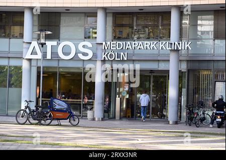 Eingang zur ATOS Orthoparc Klinik, Mediaparkklink, in Köln, eine ...
