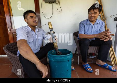 Men are smoking the vietnamese piepe Stock Photo - Alamy