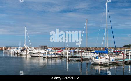 Boats docked at a marina next to the Dunkirk City Pier on Lake Erie in ...