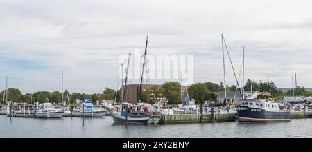 Boats docked at a marina next to the Dunkirk City Pier on Lake Erie in ...