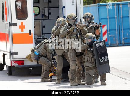 Einsatzbeamte des Spezialeinsatzkommandos SEK der Polizei Rheinland-Pfalz bergen in einer ...