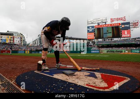 Atlanta Braves' Ozzie Albies waits for a pitch during an at-bat in a ...