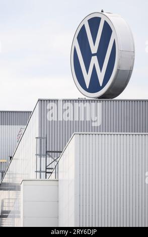Hanover, Germany. 29th Sep, 2023. A Volkswagen logo rotates on the roof ...