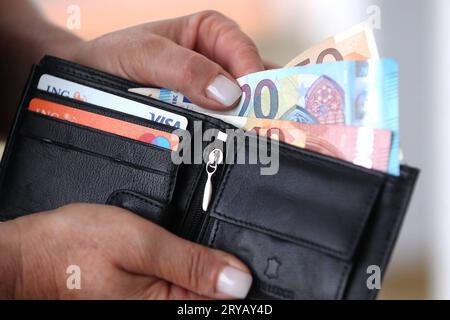 Eine Hand mit Geldscheinen *** A hand with banknotes Copyright: xLobeca ...