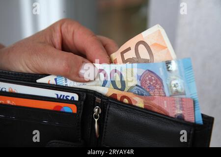 Winden Themenbild - Geldbeutel, Portemonnaie, Geldboerse mit ...