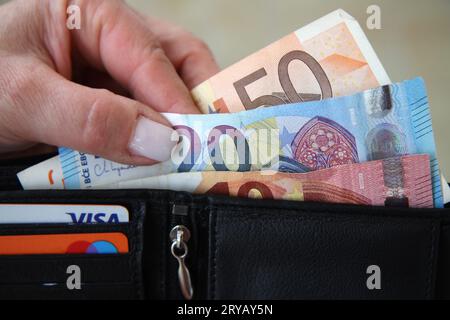 Eine Hand mit Geldscheinen *** A hand with banknotes Copyright: xLobeca ...