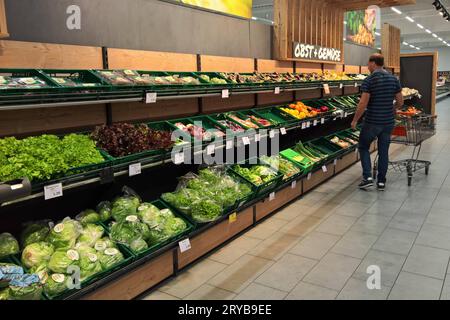 Abteilung für Obst und Gemüse beim Discounter. Kiwi aus Italien ...