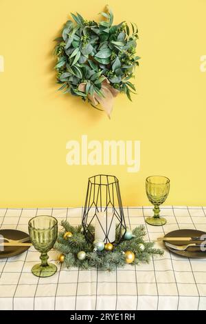 Christmas table setting with mistletoe wreath in dining room Stock ...