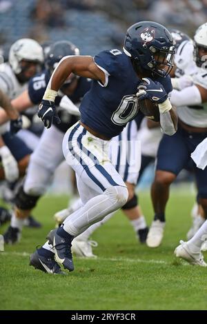EAST HARTFORD, CT - SEPTEMBER 30: Connecticut Huskies tight end Justin Joly (17) makes the catch ...