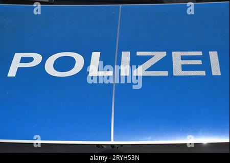 Schriftzug POLIZEI auf einem Einsatzfahrzeug, Polizeiwagen *** POLIZEI ...