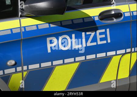 Schriftzug POLIZEI auf einem Polizeiwagen, Einsatzfahzeug *** The word ...