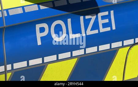 Schriftzug POLIZEI auf einem Polizeiwagen, Einsatzfahzeug *** The word ...