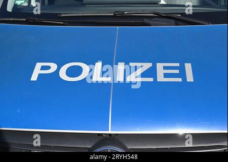Schriftzug POLIZEI auf einem Polizeiwagen, Einsatzfahzeug *** The word ...