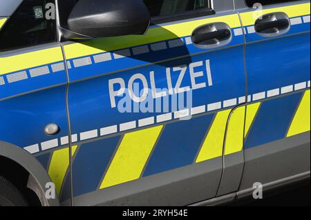 Schriftzug POLIZEI auf einem Polizeiwagen, Einsatzfahzeug *** The word ...