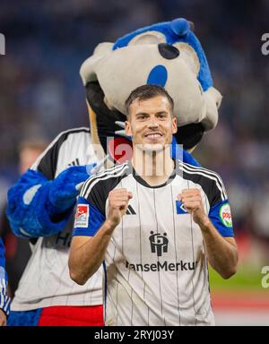 Dino Hermann (Hamburger SV, Maskottchen) mit Eckfahne GER, Hamburger SV ...