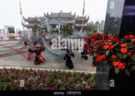 Traditionel dance at a Temple at Sapa in Vietnam Stock Photo - Alamy
