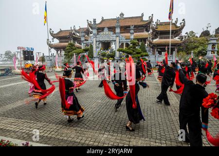 Traditionel dance at a Temple at Sapa in Vietnam Stock Photo - Alamy