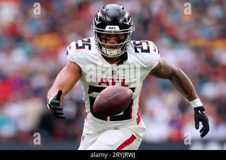 Atlanta Falcons running back Tyler Allgeier (25) runs with the ball ...