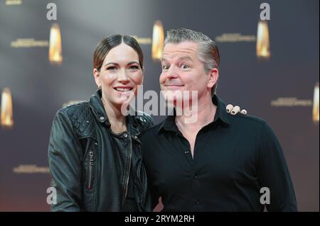 Schauspieler Andre Dietz und seine Ehefrau Shari Dietz kommt zur Gala ...