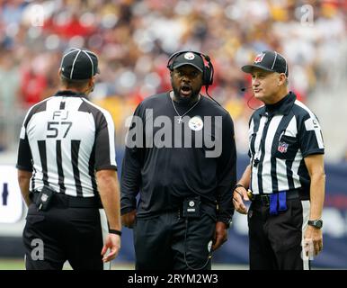NFL line judge Mark Perlman (9) signals touchdown as Philadelphia ...