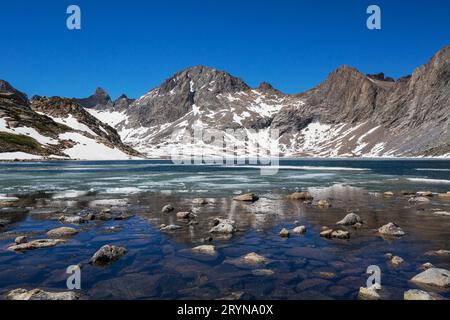 Hike in Wind River Range in Wyoming, USA. Autumn season Stock Photo - Alamy