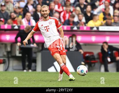 Konrad Laimer (FC FC Bayern Munich, #27) with ball, with Tom Rothe ...