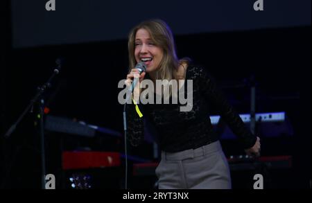 Die Sängerin und Songwriterin Norma auf der NDR Alsterbühne in Hamburg ...